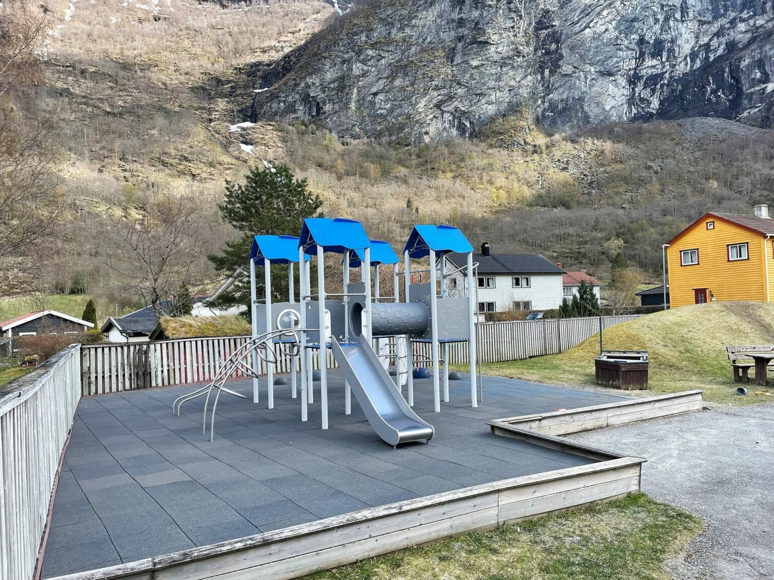 Norsk lek & park AS: Lekeplassutstyr og parkmøbler - Vi tar leken på alvor!
